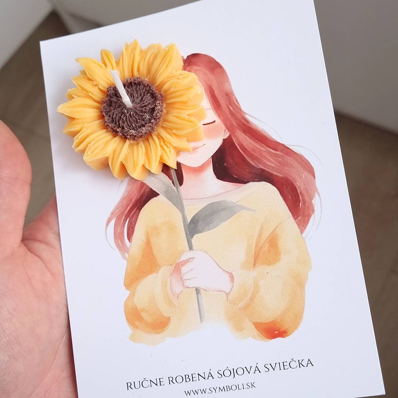 Sójová sviečka kvetinka v ruke (ružová margarétka) / symboli - SAShE.sk