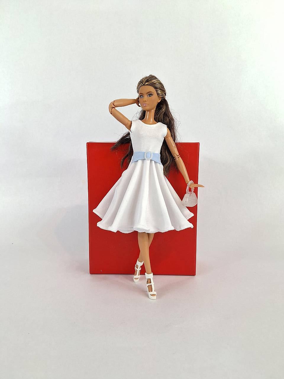 Elegantné letné šaty pre Barbie – biele so svetlomodrým pásom ...