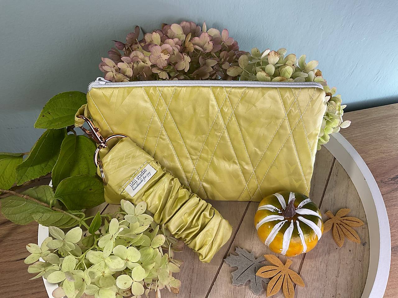 Brocat Luxe set II – mini peňaženka & scrunchie pútko (Olive Twist ...